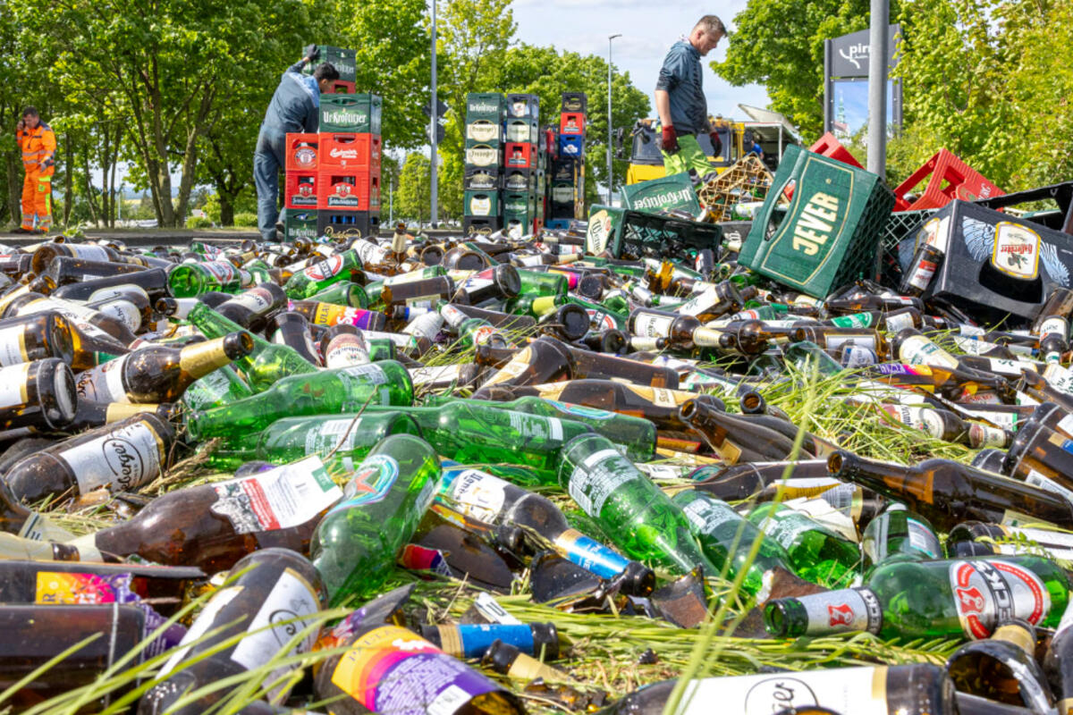 Getränke-Unfall am Kaufland: Leergut-Laster umgekippt