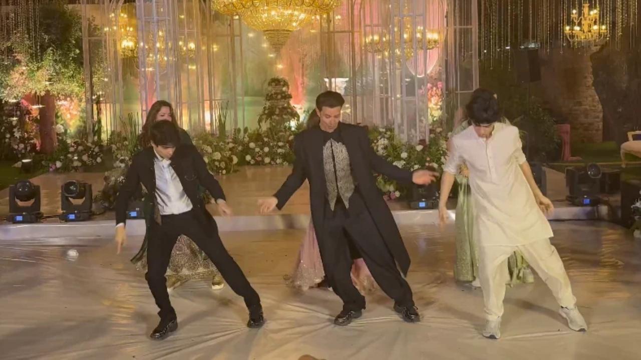 Hrithik Roshan dances with sons Hrehaan, Hridhaan at Eshaan Roshan's ...