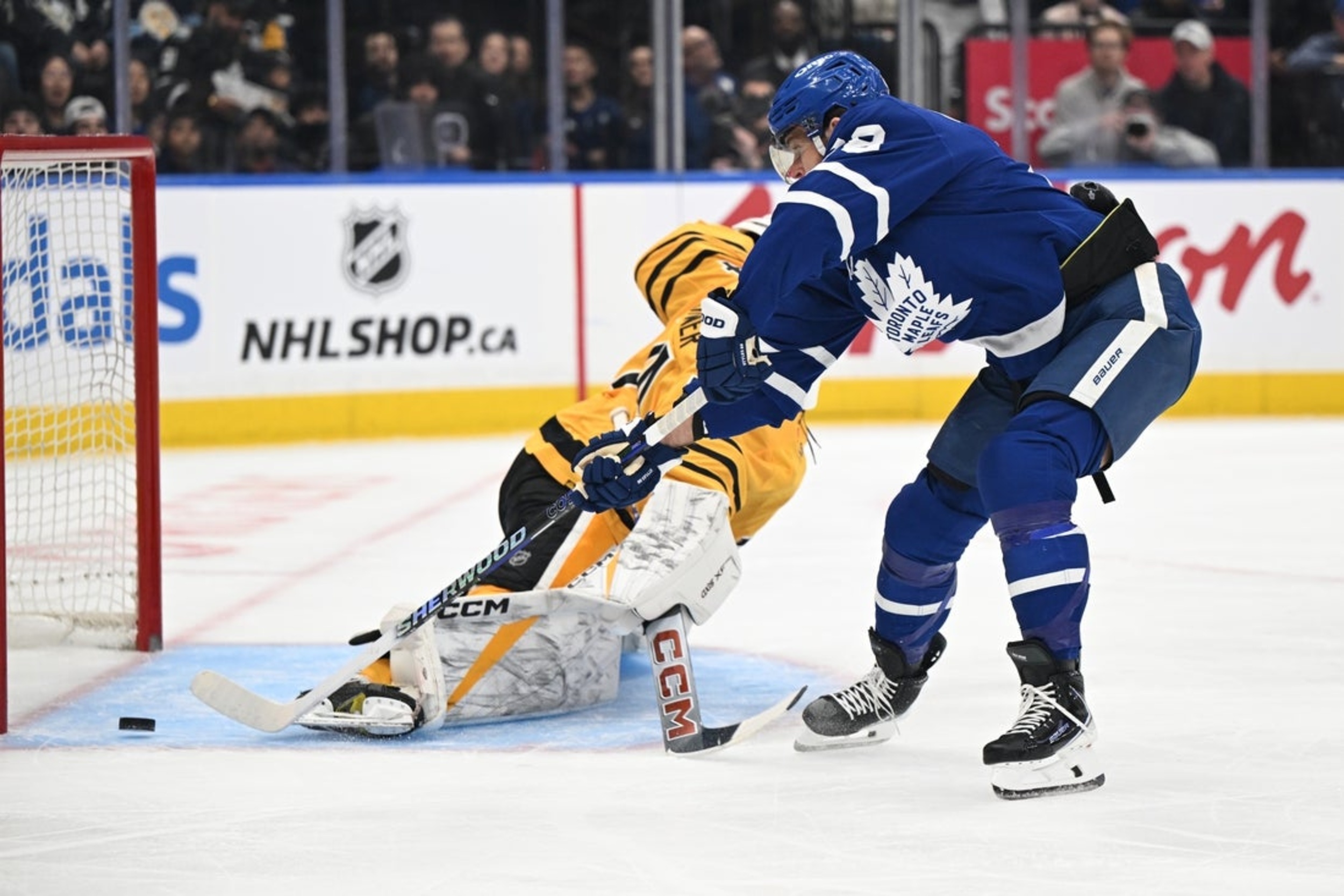 Maple Leafs score 3 goals in third, surge past Penguins