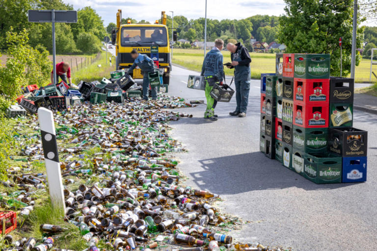 Getränke-Unfall am Kaufland: Leergut-Laster umgekippt
