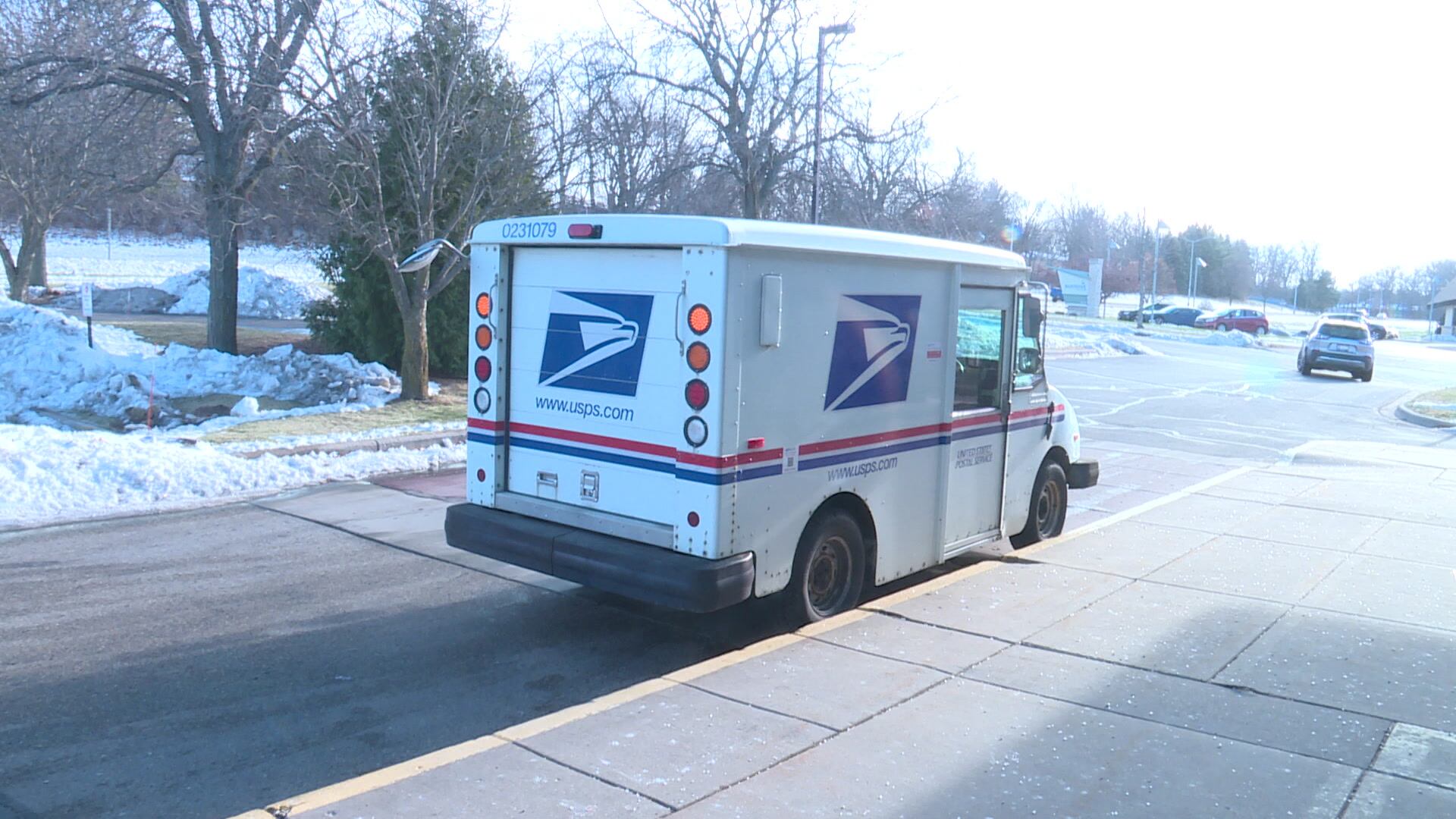 Holiday delivery drivers work overtime to ensure last-minute packages ...