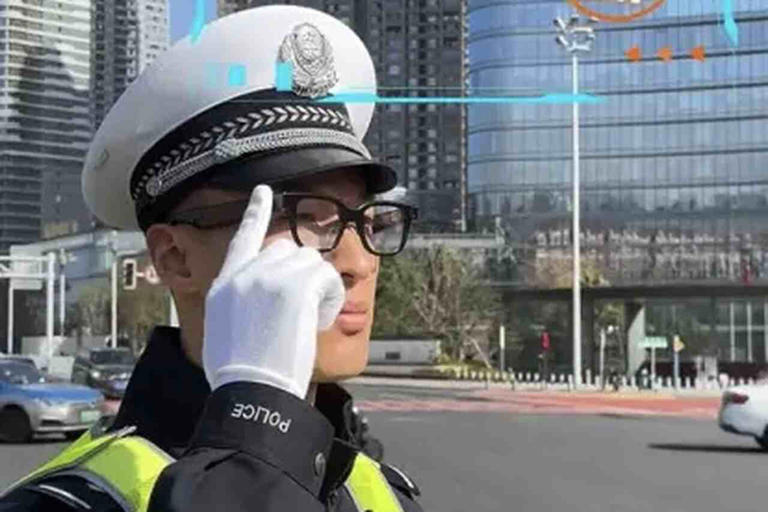 Kinesisk politi integrerer AI-briller, der kan identificere ...