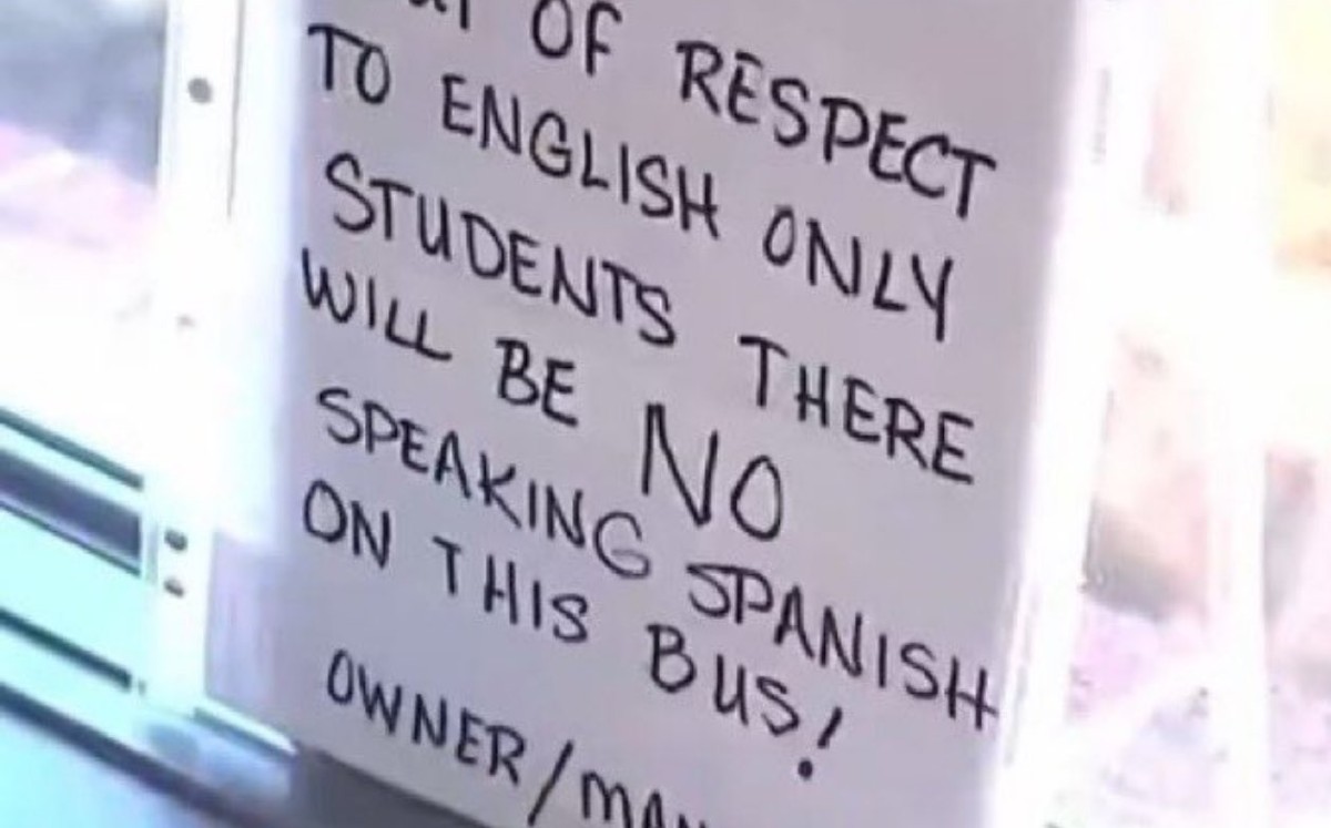 Conductora de autobús escolar es despedida por colocar letrero de ...