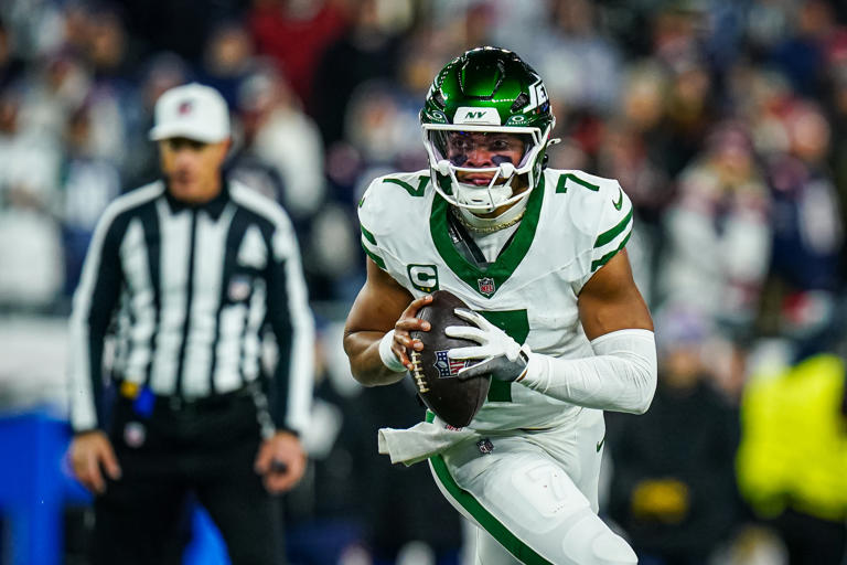 Jets placing QB Justin Fields on IR