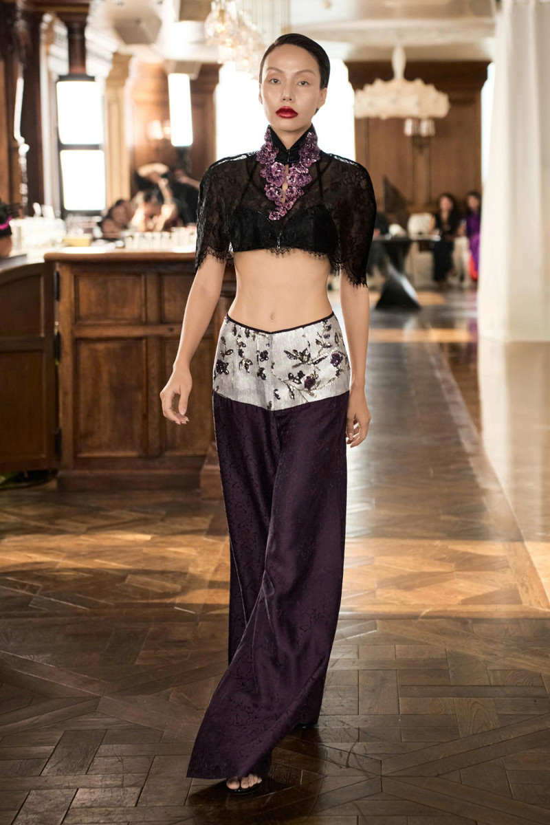 Áo dài ren, xuyên thấu nhưng không phá vỡ truyền thống