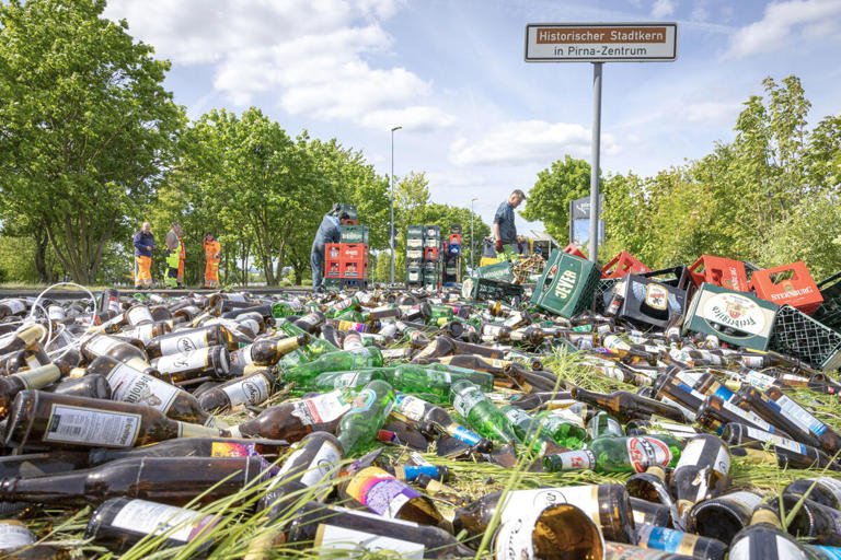 Getränke-Unfall am Kaufland: Leergut-Laster umgekippt