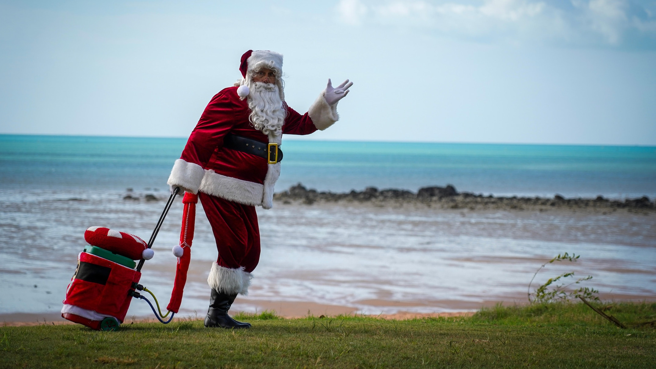 Tropical Santa turns to an icy esky to beat Australia's sweltering ...
