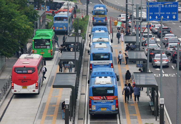 Seoul city bus union announces January strike after failed wage ...