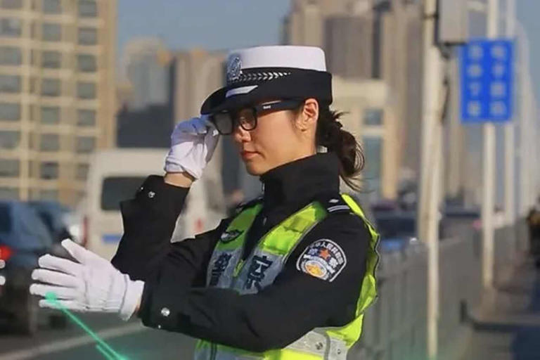 Kinesisk politi integrerer AI-briller, der kan identificere ...