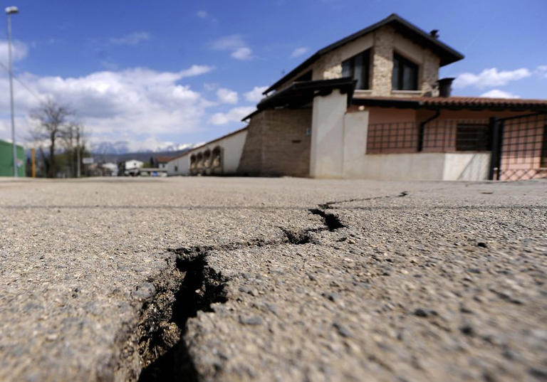 Californian city rocked by hundreds of earthquakes as locals fear 'Big ...