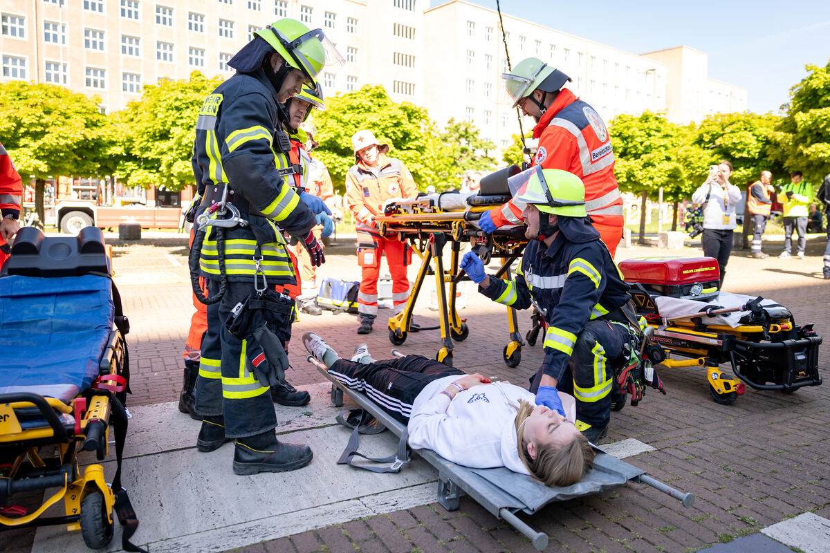 Flugzeug kracht in Hochhaus, Chemie-Unfall, Verletzte: 800 Retter ...