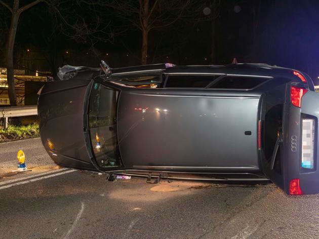 Audi kommt von Fahrbahn ab: Er bleibt auf der Seite liegen