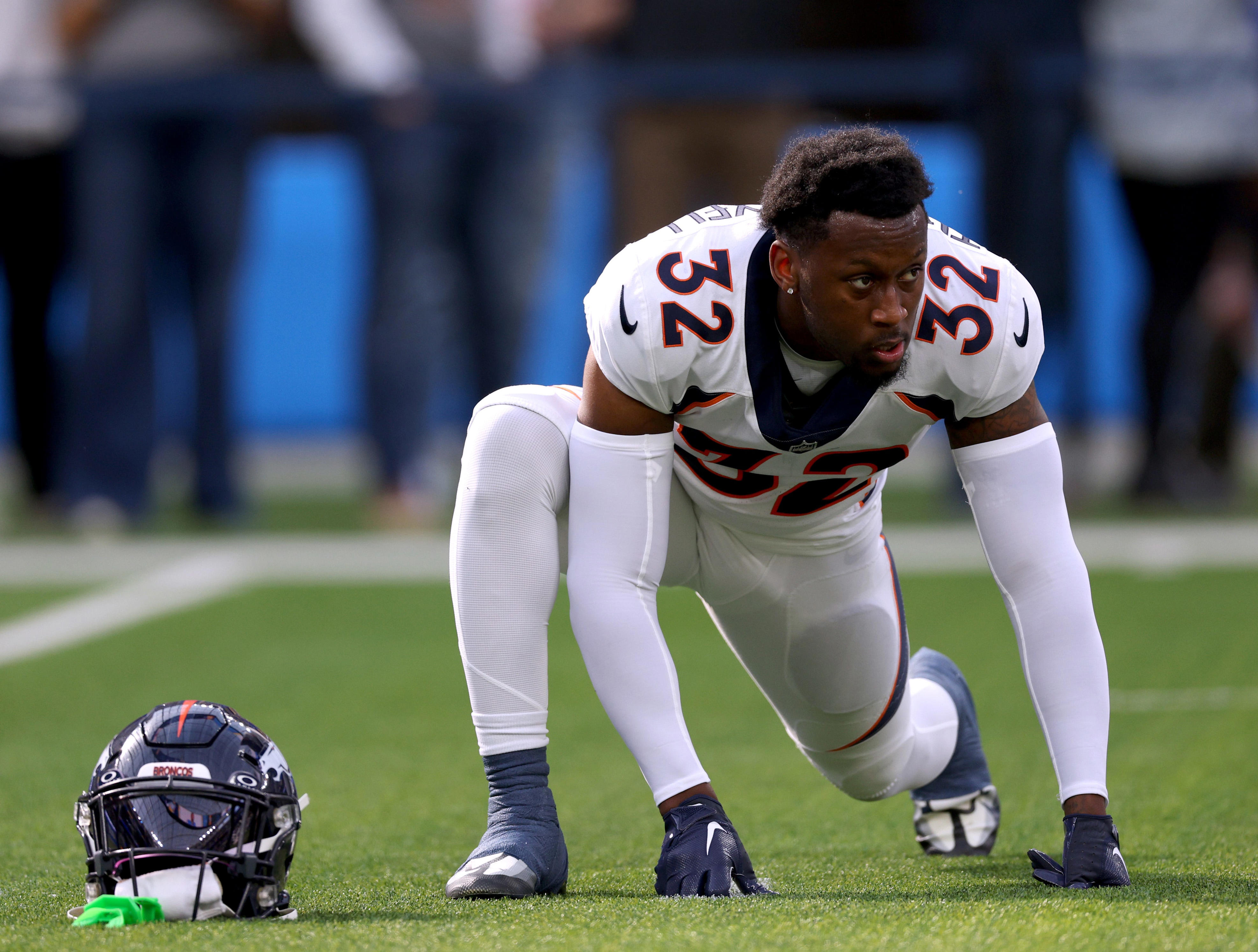 2 years after ACL tear, Broncos safety injures knee again