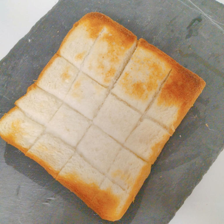 ひと手間で食感アップ! 朝食のトーストがもっとおいしくなるワザ「道具は不要」「すぐできる」