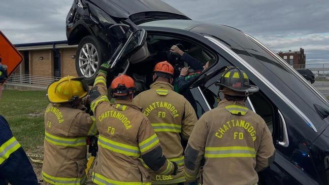 Chattanooga firefighters rescue driver as car dangles from power pole ...
