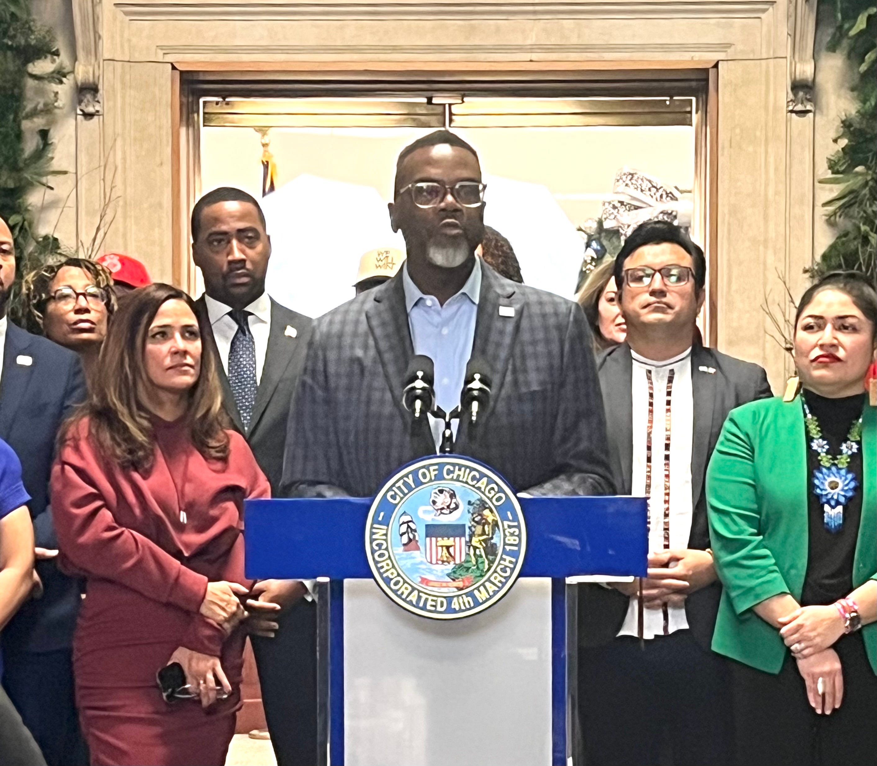 Chicago to avoid shutdown; mayor won't sign, veto budget