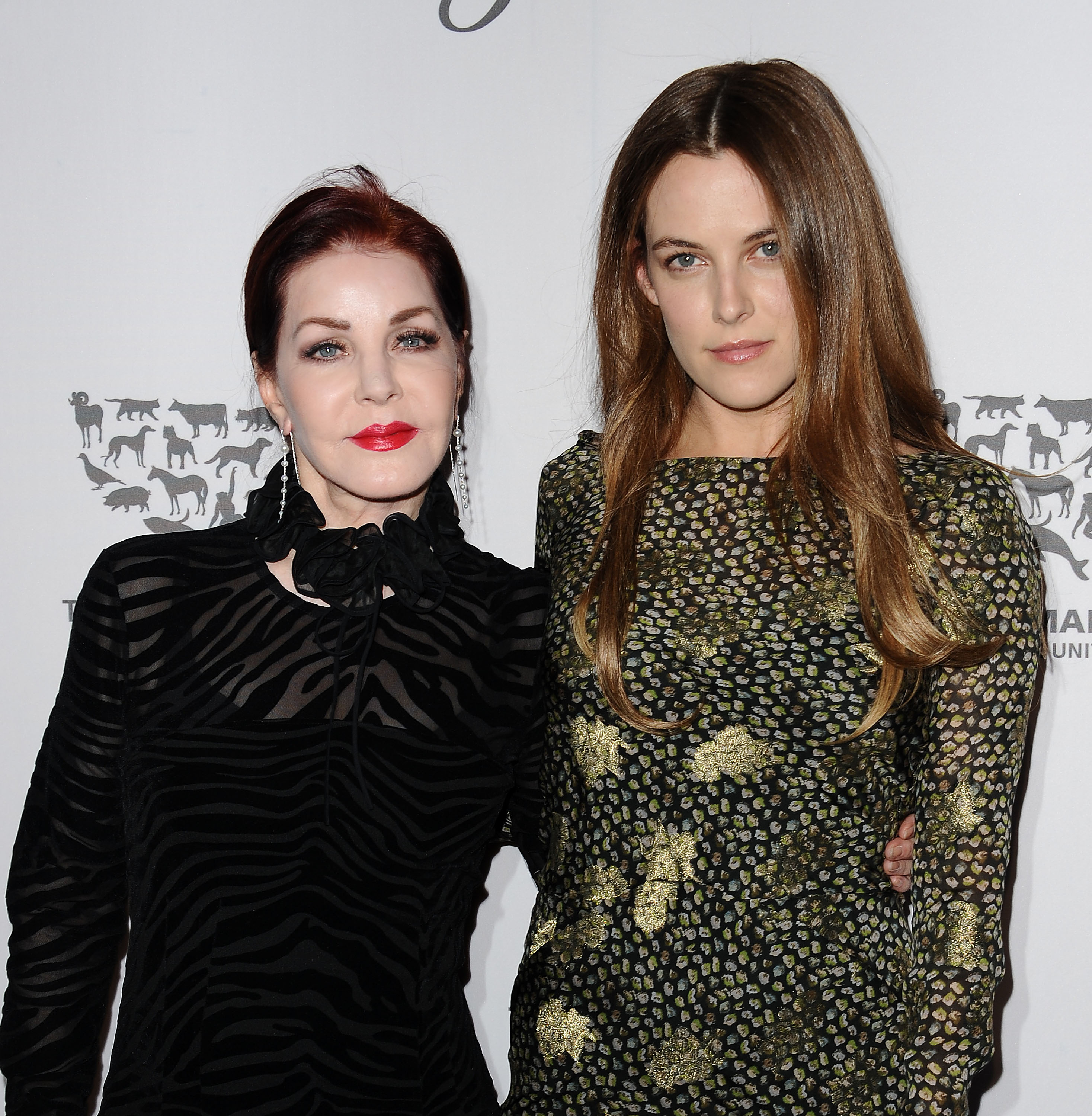Lisa Marie Presley’s twin daughters pose with sister Riley Keough ...