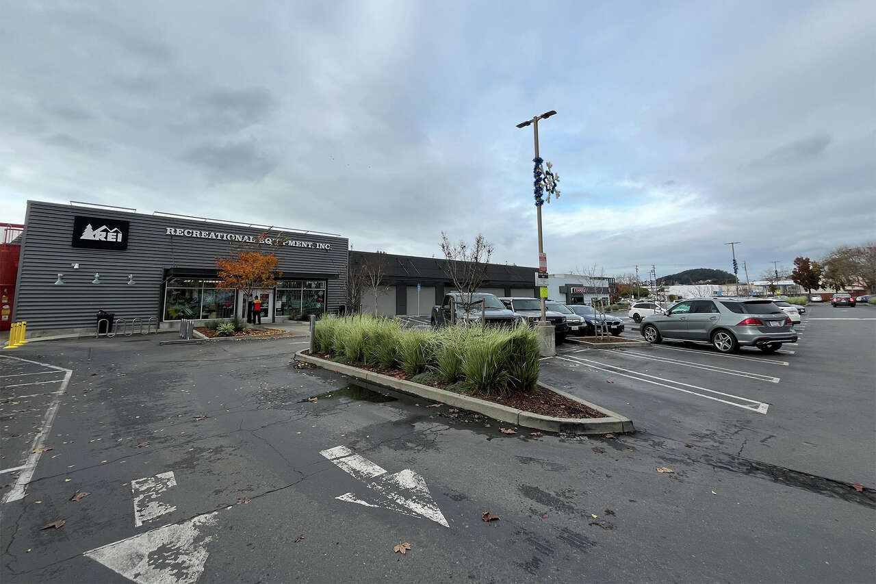 Major retailer unexpectedly closes Bay Area store during busy holiday ...