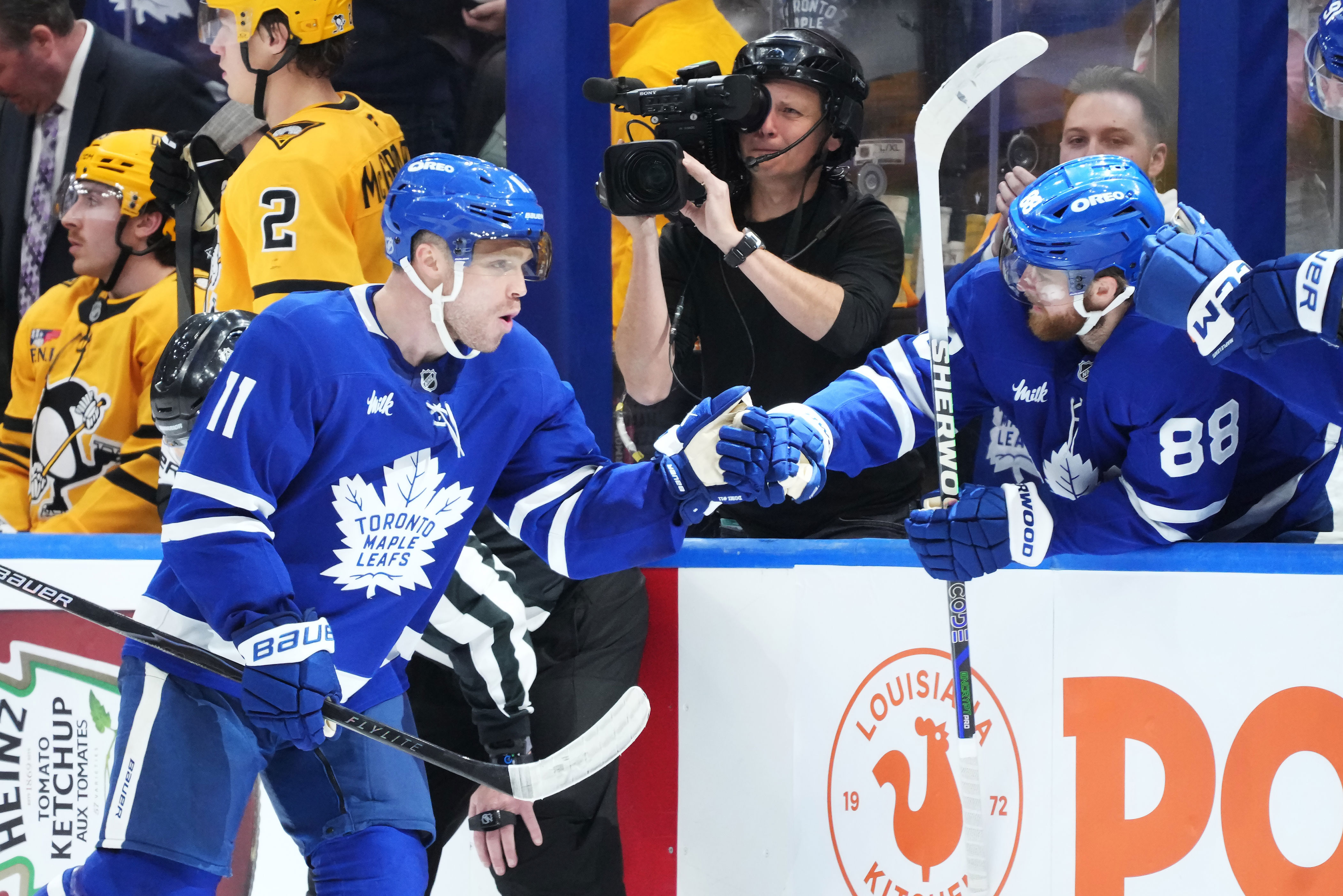 William Nylander's 4 points lift Maple Leafs over Penguins 6-3 ...