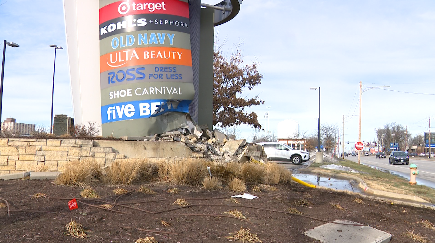 Vehicle crashes into Merle Hay Mall sign in Des Moines