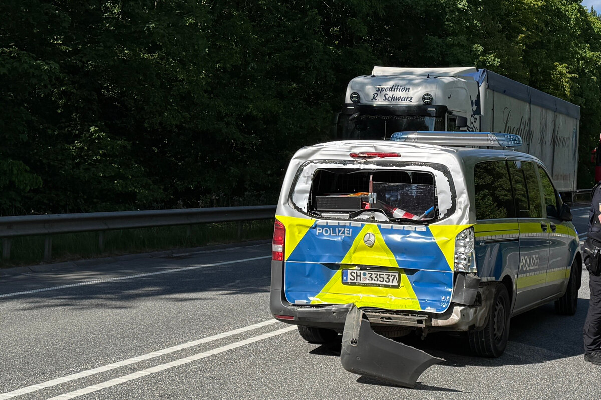 Lkw rammt Streifenwagen: Polizistin im Fahrzeug leicht verletzt