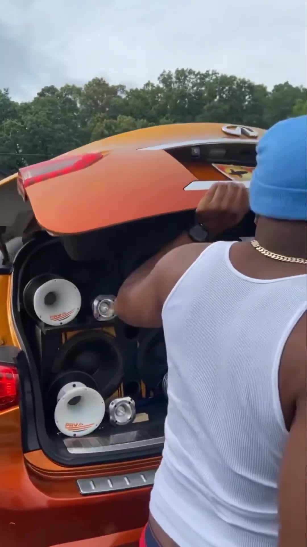 Candy gold Infiniti FX on 32’s DUB floaters with jam 🔊 🔊