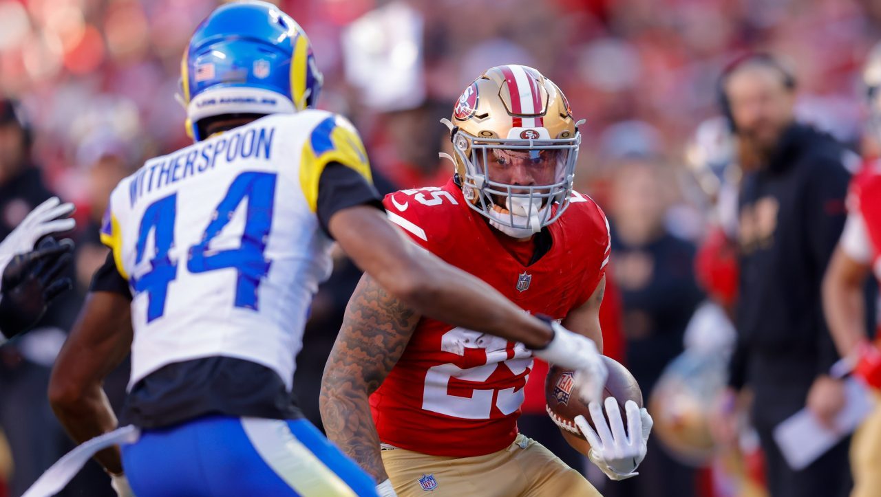 Pats sign RB Elijah Mitchell after TreVeyon Henderson injury