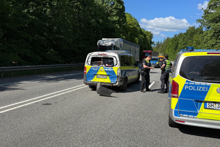 Lkw rammt Streifenwagen: Polizistin im Fahrzeug leicht verletzt