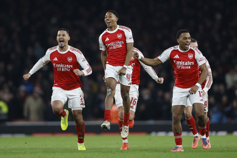 Soccer-Arsenal edge Palace on penalties to reach League Cup semi-finals