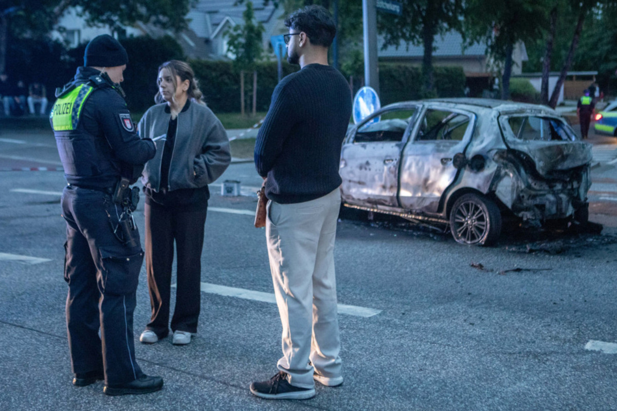 Heldentat in Hamburg! Passanten ziehen Mann aus brennendem Wrack