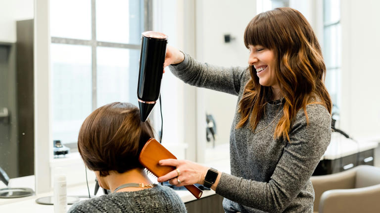 10 astuces à essayer pour donner plus de volume aux cheveux fins et 10 ...
