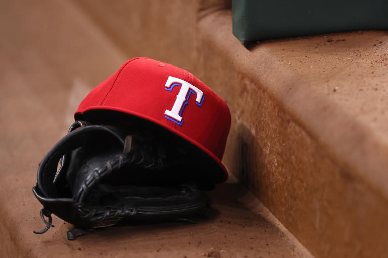 Cubs sign 6-year veteran, ex-Rangers righty