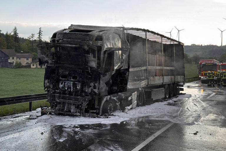 Verlorener Reifen als Ursache: Lastwagen brennt auf A72 vollständig aus