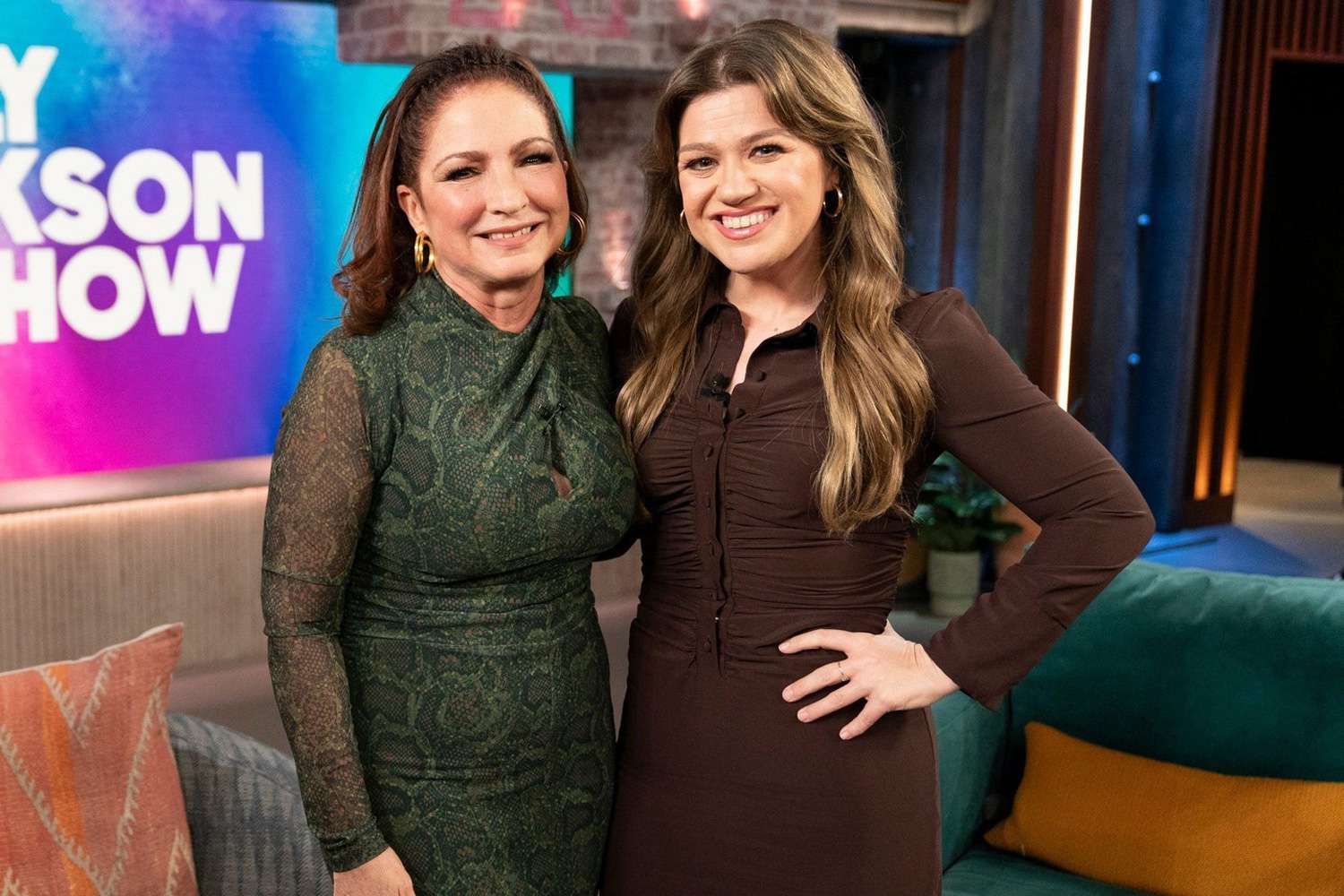 Kelly Clarkson wore a chocolate brown dress with a flattering detail we ...