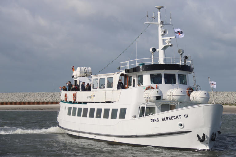 Schiff steckt fest: Passagiere harren stundenlang an Bord aus