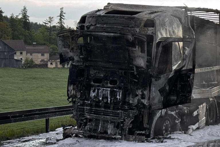 Verlorener Reifen als Ursache: Lastwagen brennt auf A72 vollständig aus