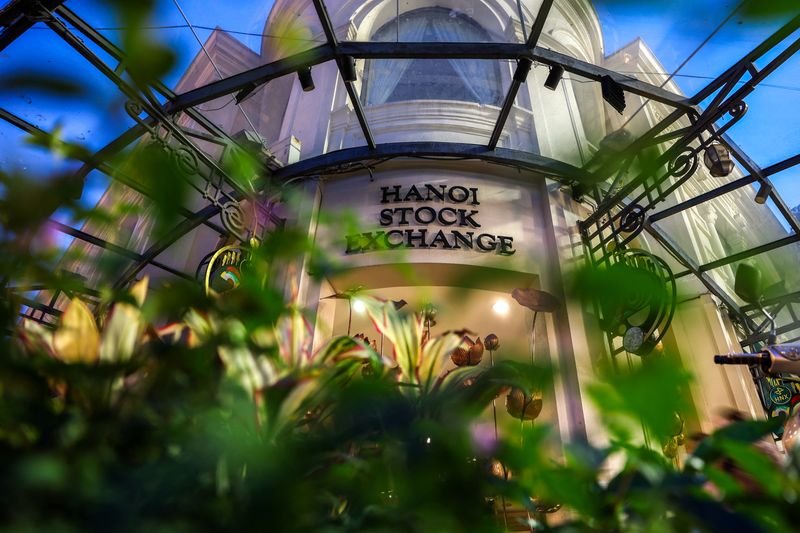 Vietnam's stock market rises on signs of smooth power transition