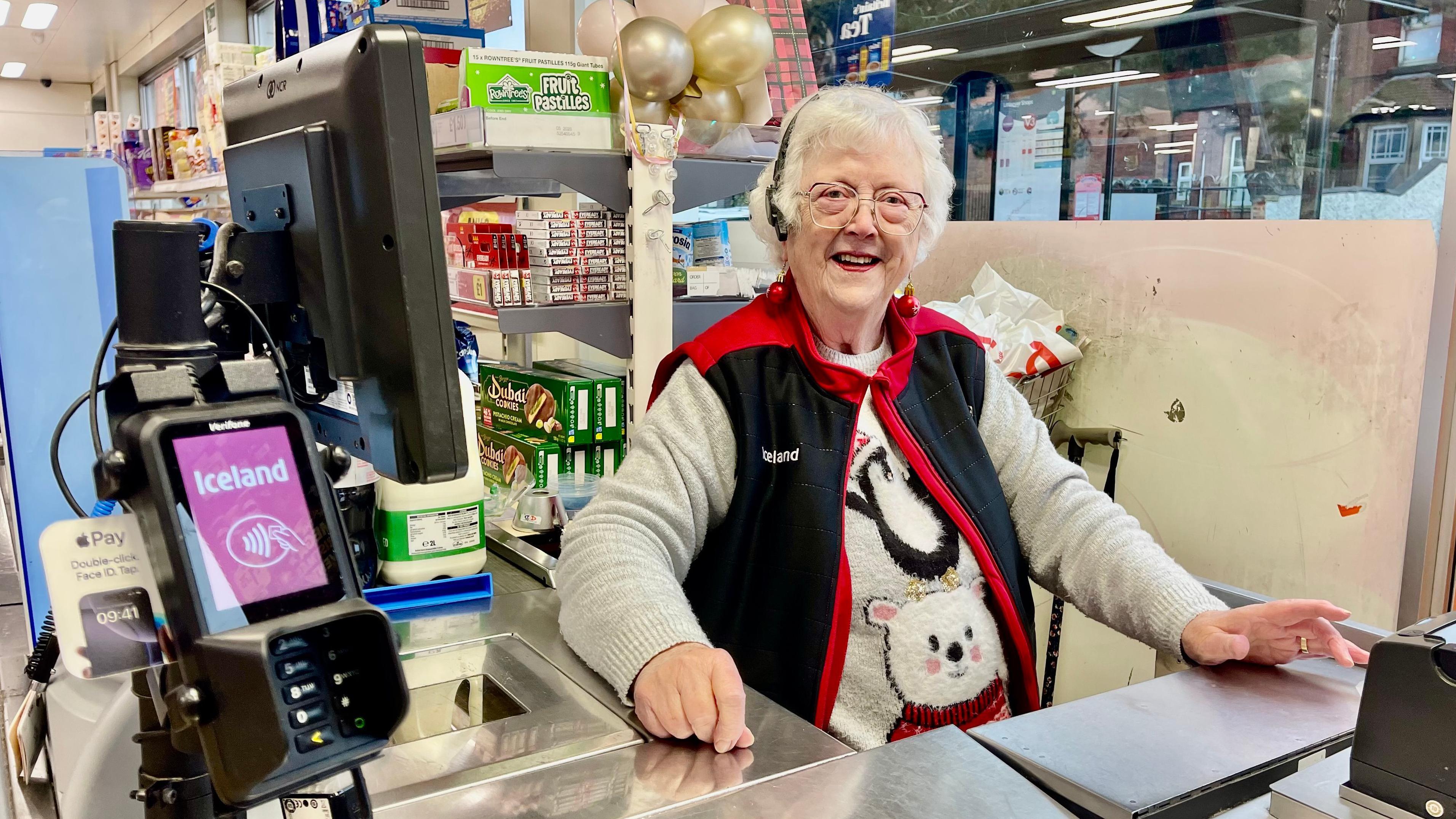 Supermarket worker finally retires at age of 86