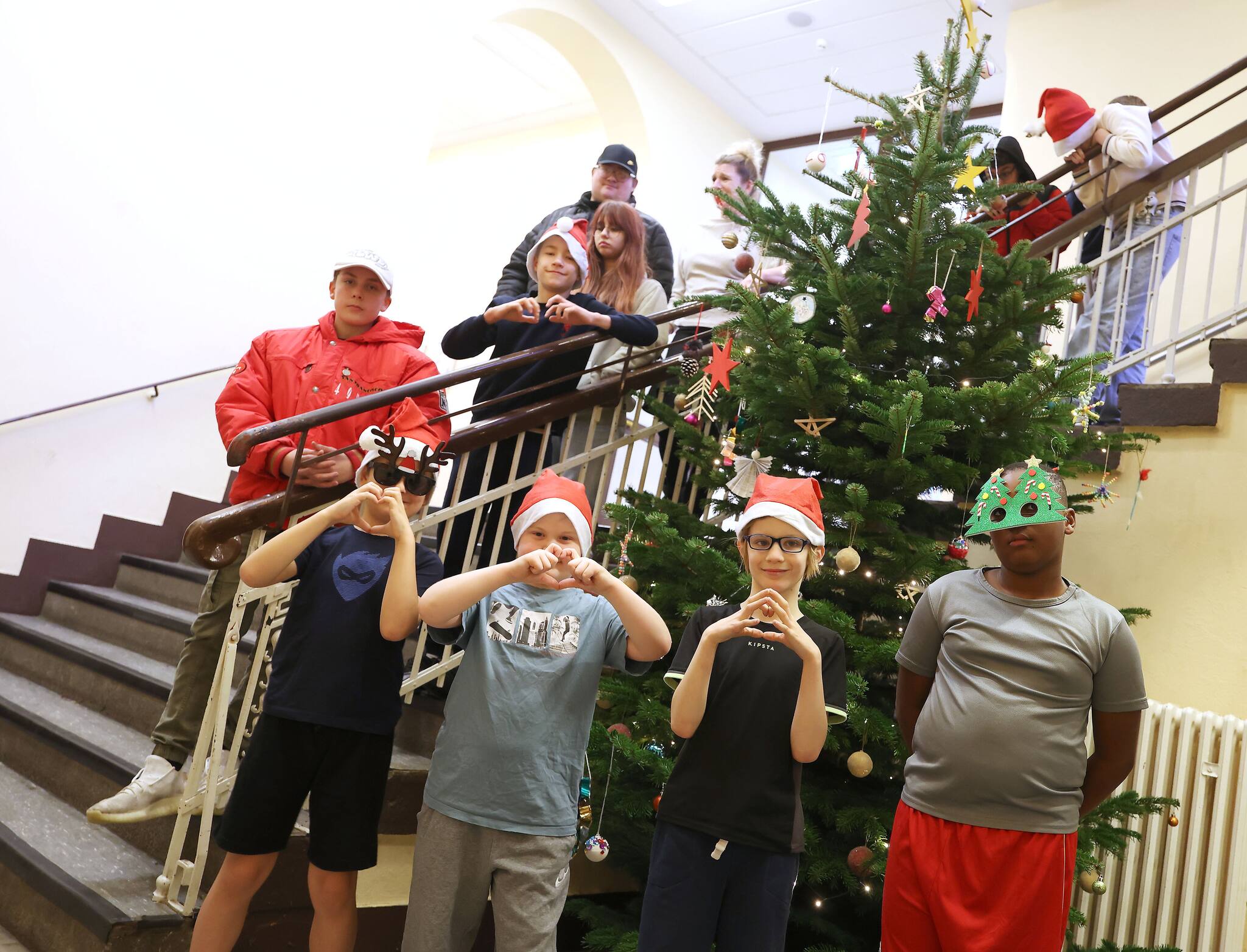 Kette der helfenden Hände: Ein großes Dankeschön für 229.824 Euro Spenden