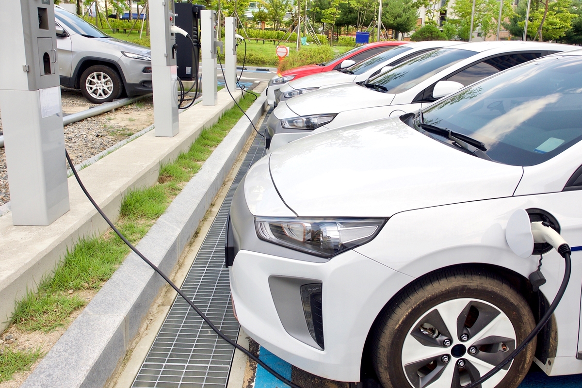 Will Trump's EV funding freeze derail America's green future? 16 states ...