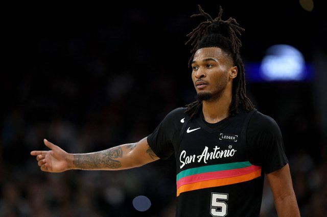 NBA: Johnson, Castle shine as Spurs rout Thunder