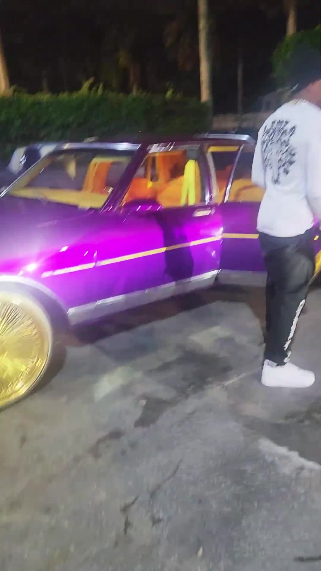 Zillionaire Doe dropping his Box Chevy on gold 24's Daytons to Sudamar