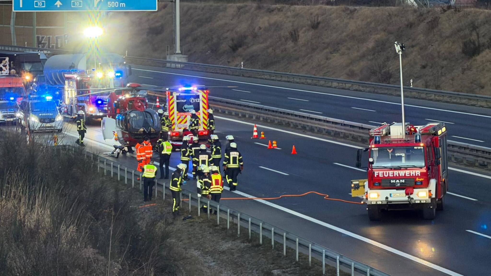 Unfall an Heiligabend auf der A10: Zwei Menschen schwer verletzt ...
