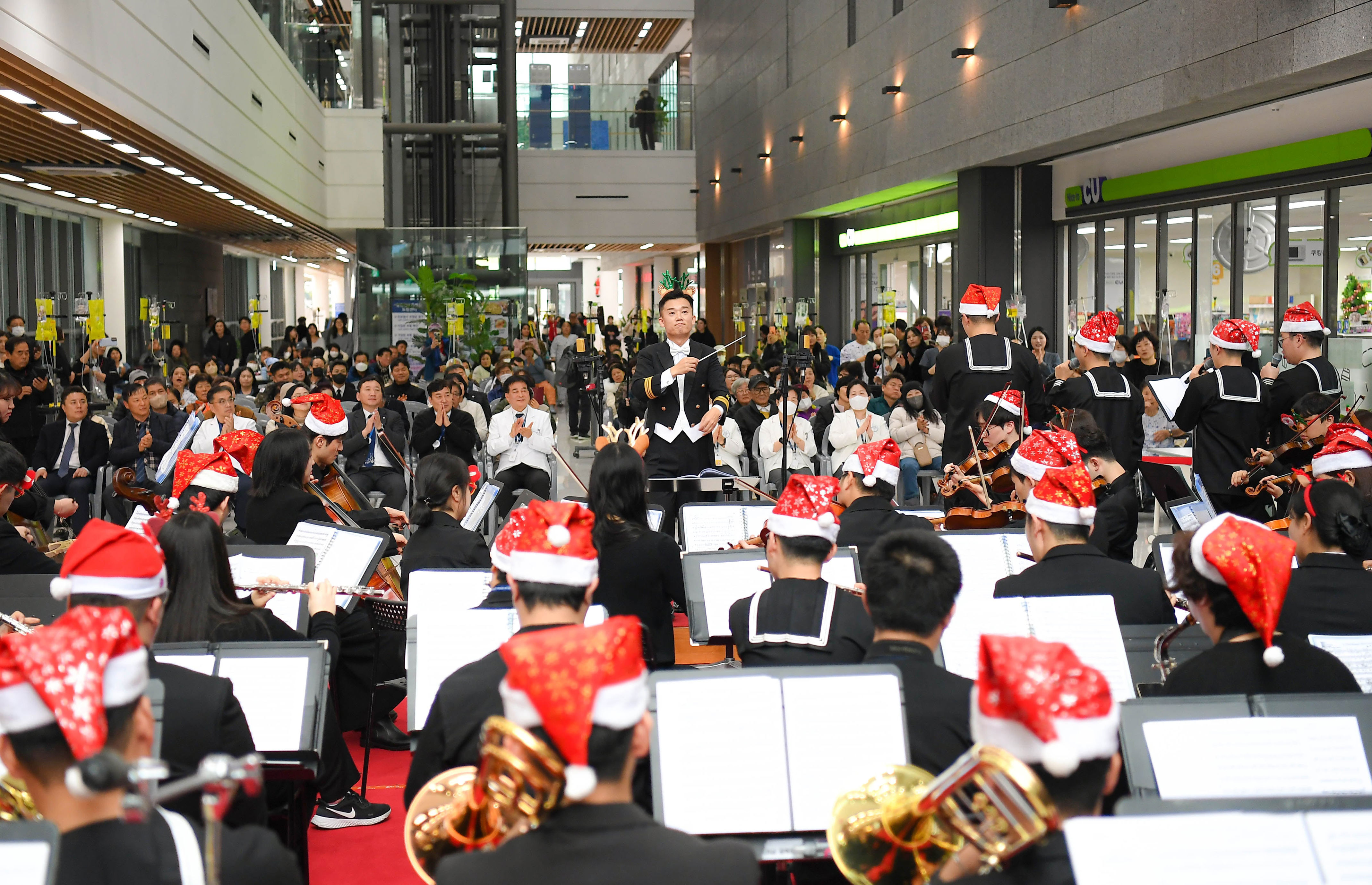 Hospital Christmas concert: Navy, disabled orchestra collaborate