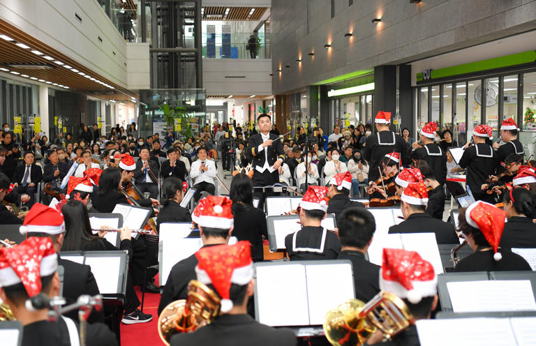 Hospital Christmas concert: Navy, disabled orchestra collaborate