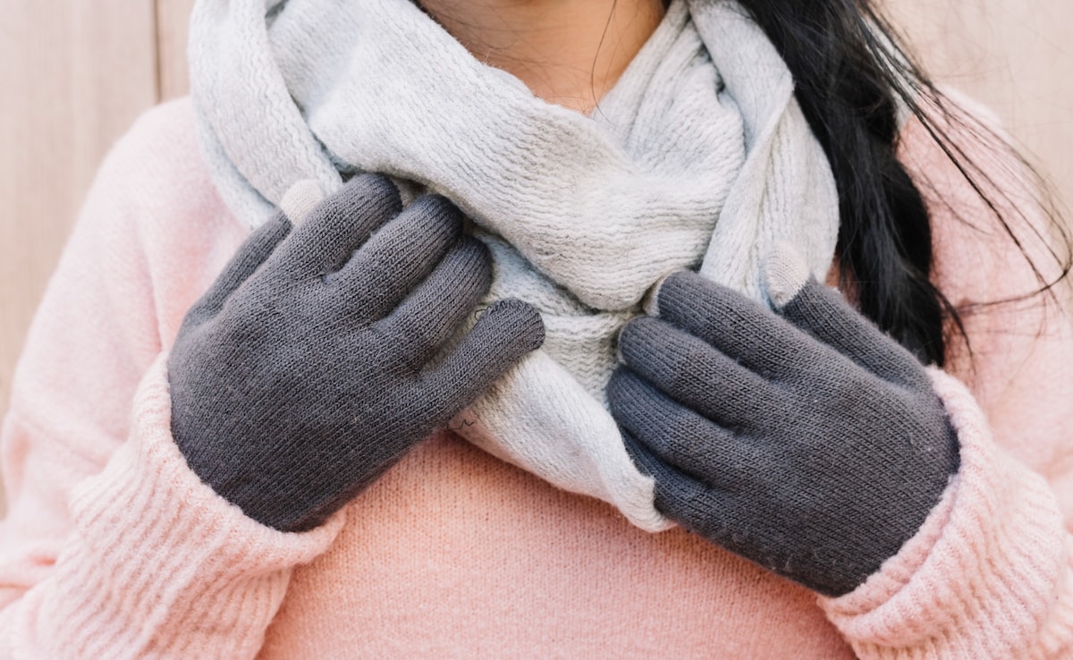 Hands and feet always cold? Why this happens and easy solutions for winter