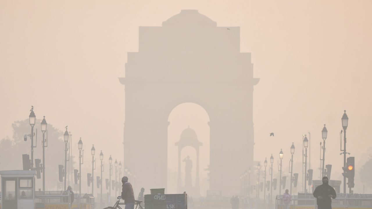 ‘At least let people breathe’: Delhi High Court questions govt’s delay ...