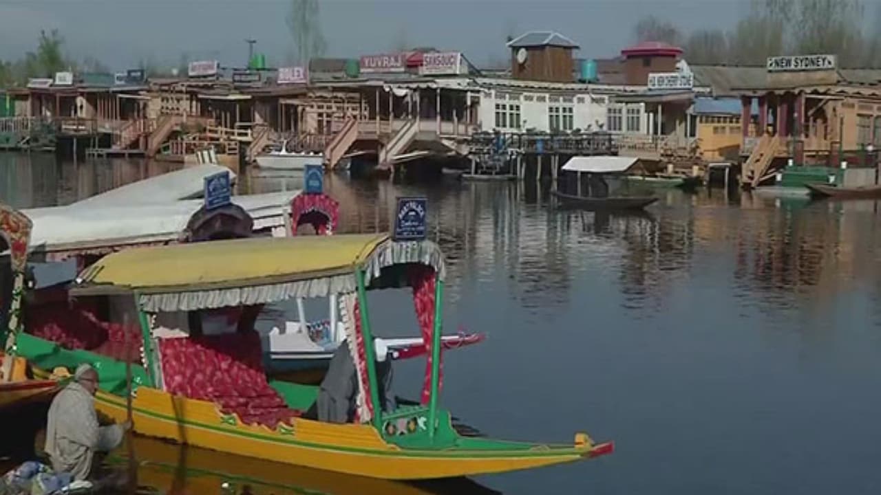 Srinagar shivers in cold wave, low-danger avalanche warning issued