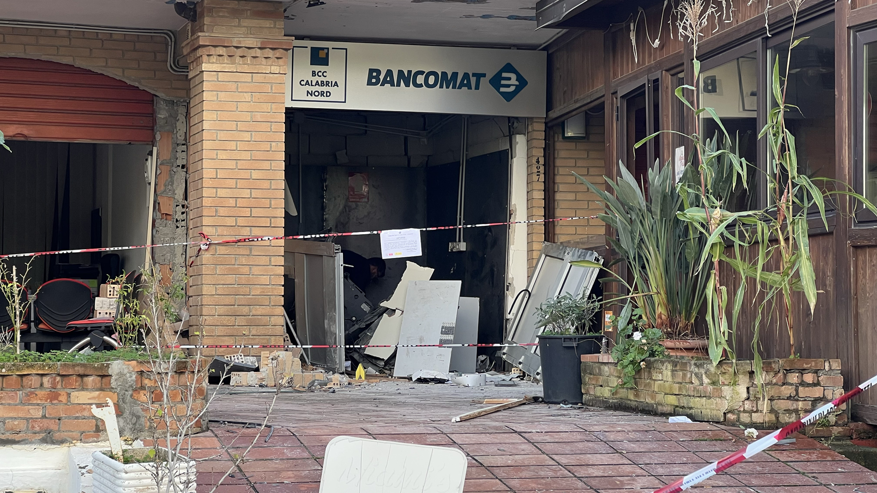 Santa Maria del Cedro, ladri sradicano e portano via un ATM