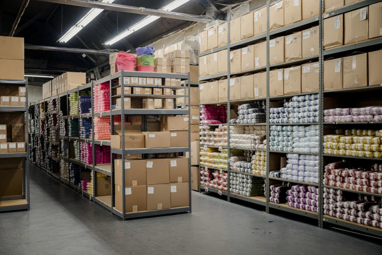 Why the 'strong economy' isn't reaching small businesses this holiday ...